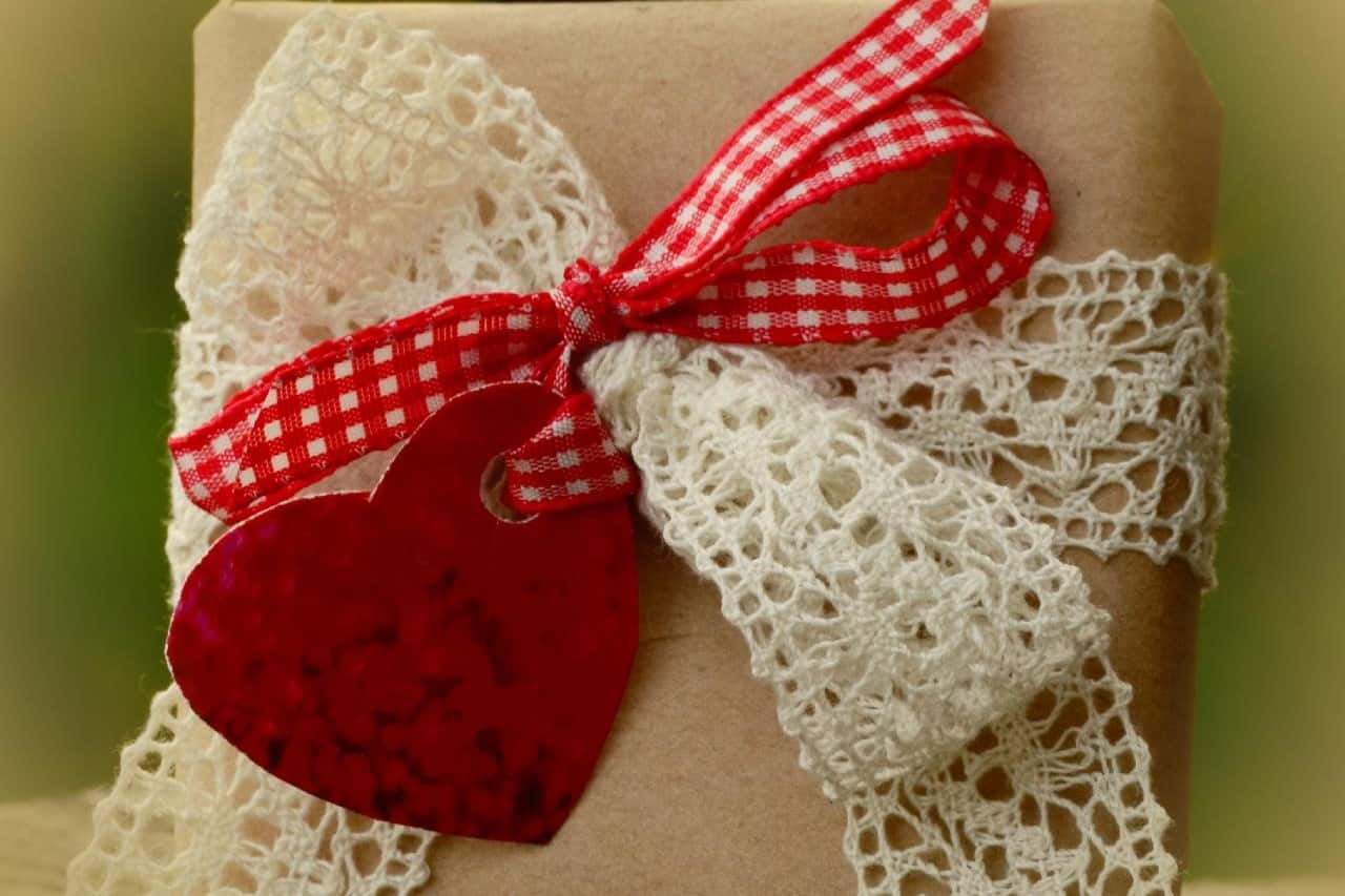 27 Symbols of Eternal Love (A to Z List & Pictures)