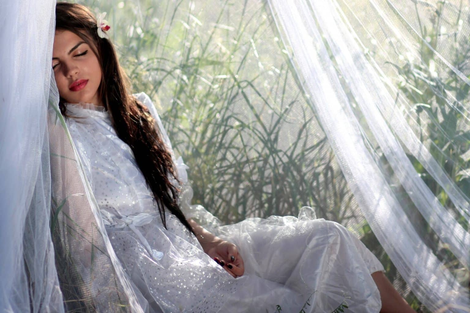 26 Best Love Metaphors, Analogies & Similes (2023)