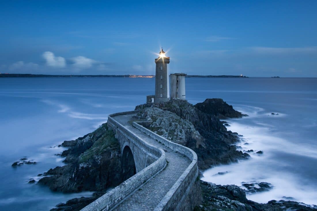 Lighthouse Symbolism (12 Top Meanings) in Books & Dreams